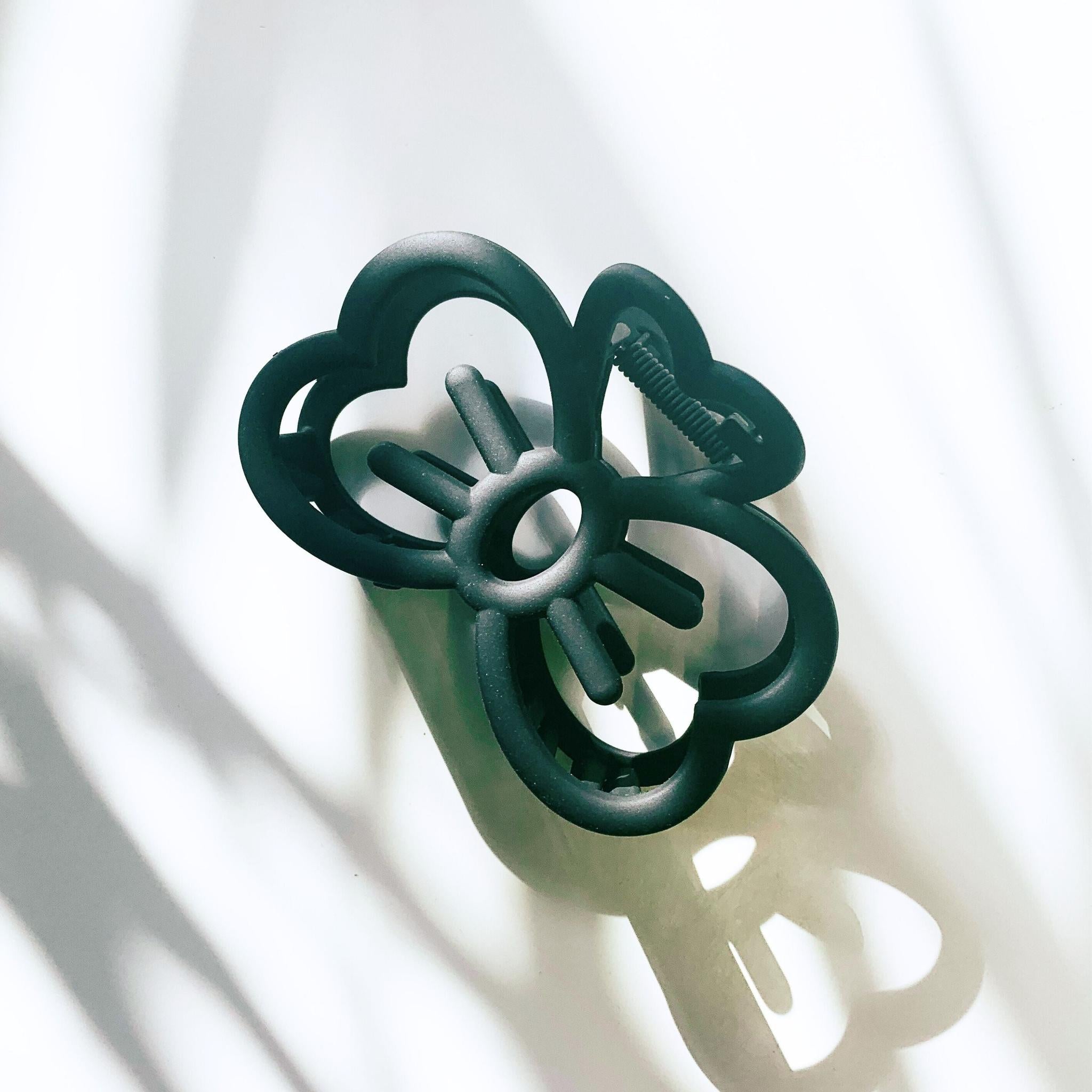 Velvet Claws Hello Kitty Black Bow Hair Claw | In Velvet Travel Bag ...